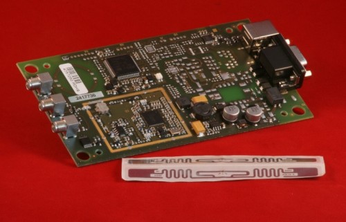 ISC.MRMU102 - Mid Range OEM Reader RFID UHF EPC con Multiplexer